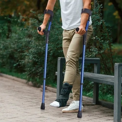 Berle na předloktí Hliníkové vycházkové berle s nastavitelnou výškou a manžetami