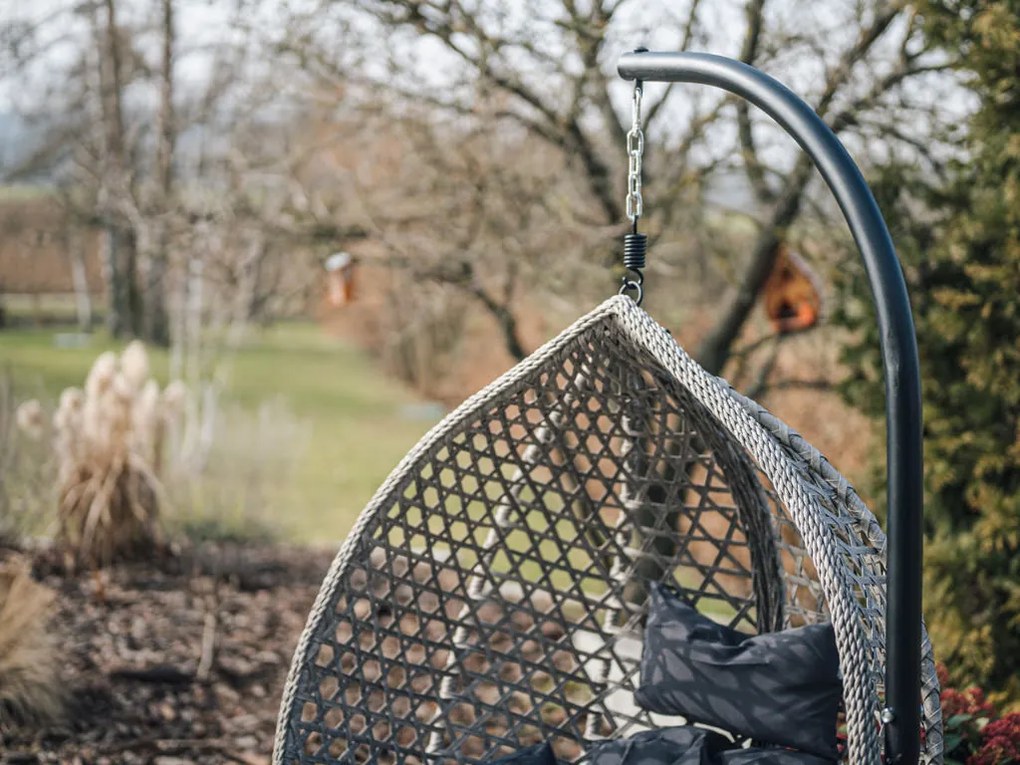 Světle šedé závěsné křeslo TROPIKAL s černým stojanem