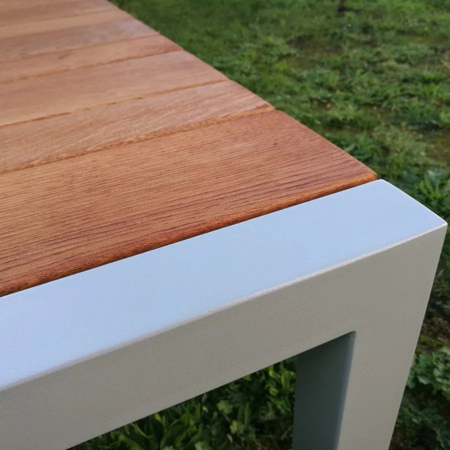 KULHÁNEK Zahradní stůl s kovovou hranou a nohami - příčná prkna Odstín nátěru: olej - bezbarvý, Velikost desky: 150x80 cm, Odstín podnože: antracit - RAL 7016