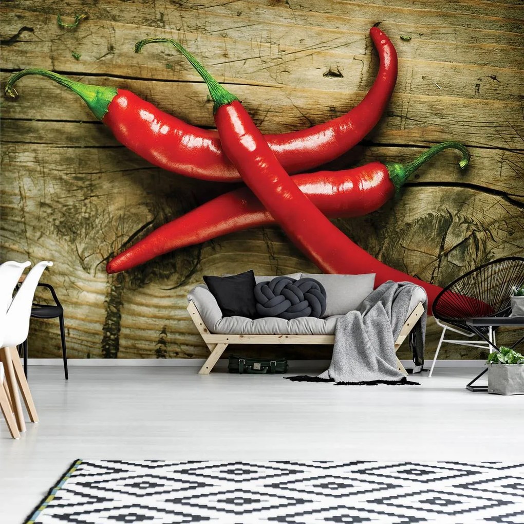 Fototapeta - Chili papričky na dřevě (152,5x104 cm)