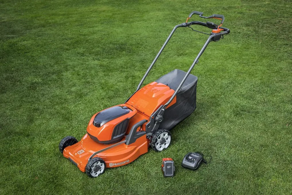 Aku sekačka HUSQVARNA LC 347iVX s 2 akumulátory a nabíječkou