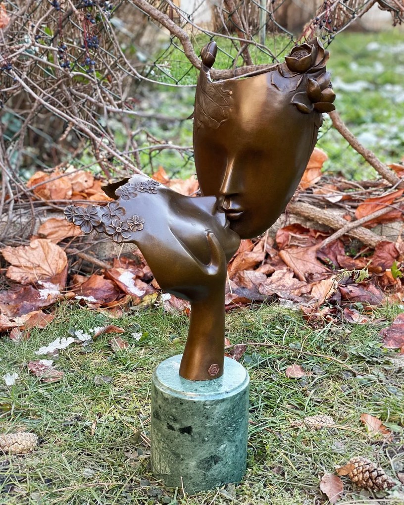 Bronzová socha - Líbání dvou tváří