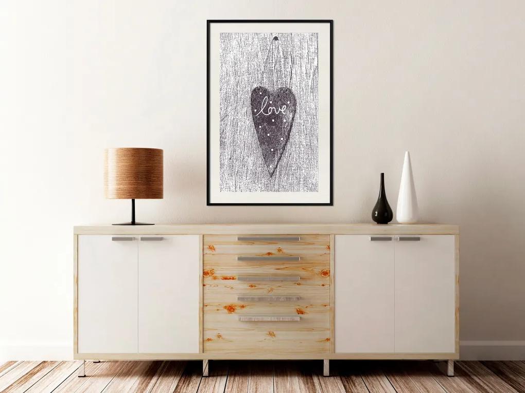 Plakát Vystřižená láska - srdce s nápisem "láska" na černobílé textuře dřeva
