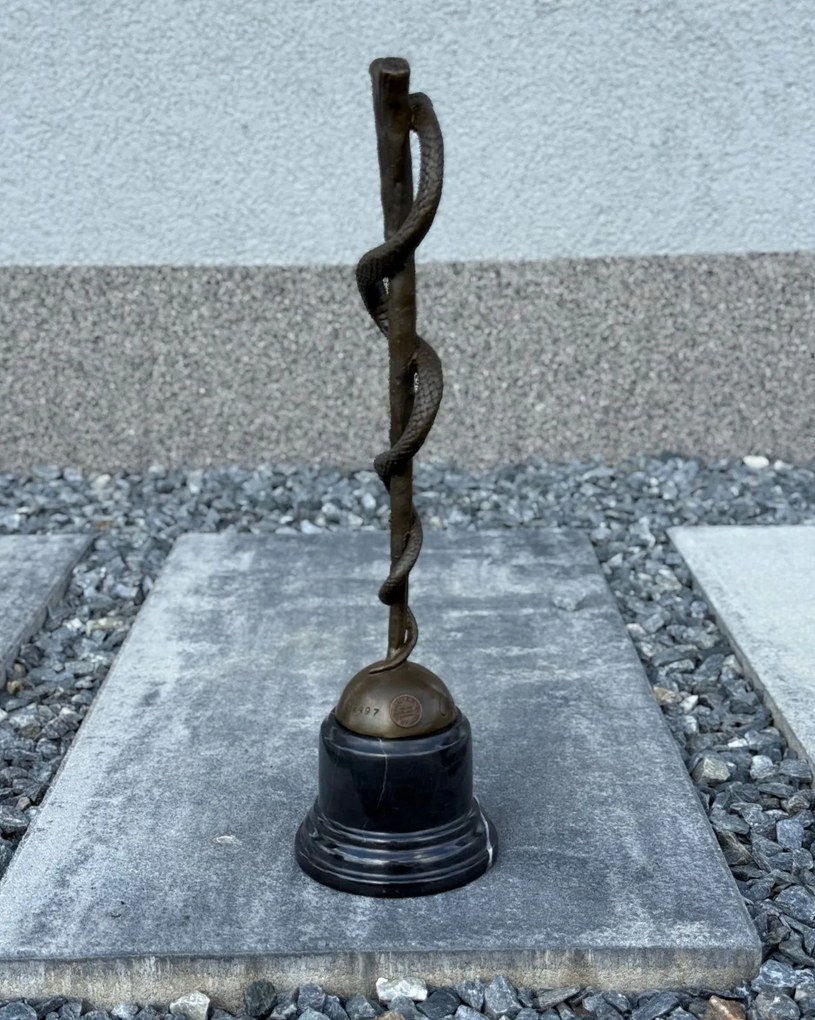 Bronzová socha Hůl Asklépia - lékařská symbolika