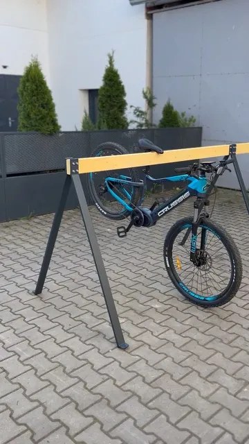 Stojan na kolo za sedlo se dřevěným nosníkem KACERLE KS-910 - 2 m Délka stojanu: 2 m, Povrchová úprava nohou: prášková barva (antracit), Druh dřeva: smrkové dřevo lakované