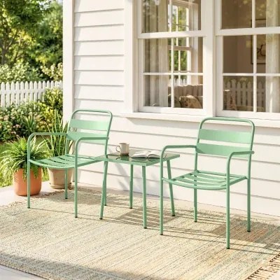 Outsunny 3dílný zahradní bistro set - stůl s tvrzenou skleněnou deskou a 2 latkovými židlemi, rám z pozinkované oceli, zelená