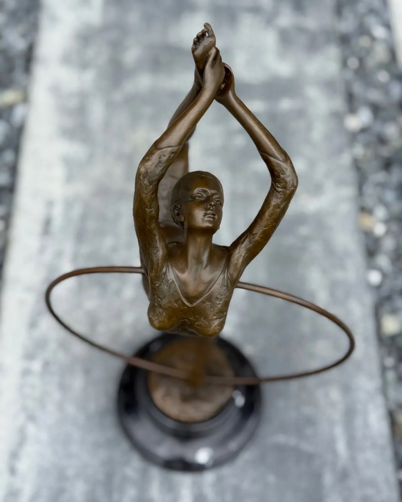 Bronzová socha - Gymnastky s obručí v pohybu