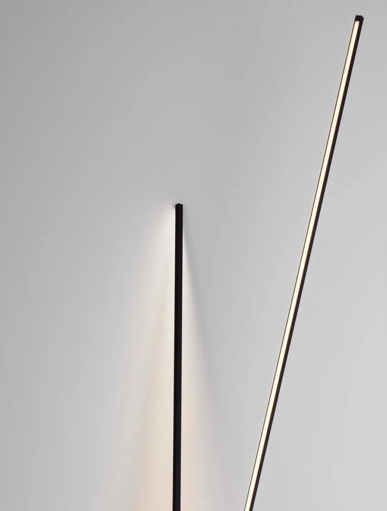 Matně černá kovová LED stojací lampa s ohybatelnou konstrukcí (výška 181 cm) Kimolia – Nova Luce