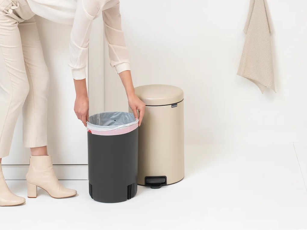 Brabantia NEWICON Pedálový odpadkový koš 20 l - jemná béžová