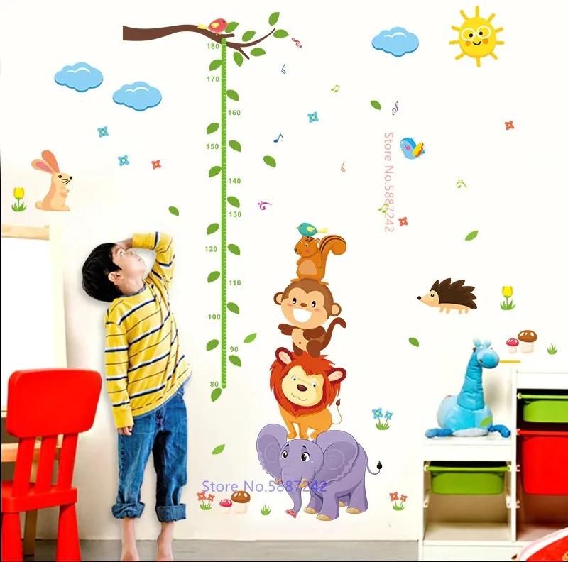 Samolepky na zeď - dětský metr (Mickey, Frozen, Spiderman a jiné) Motiv: větev s listím a zvířátka