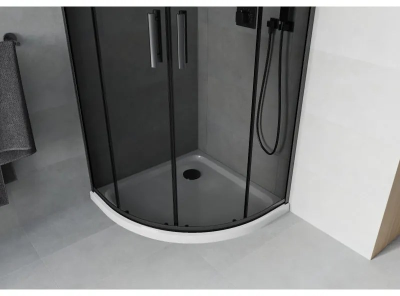 Mexen Rio, čtvrtkruhový sprchový kout s posuvnými dveřmi 90 (dveře) x 90 (dveře) x 190 cm, 5mm šedé sklo, černý profil + bílá sprchová vanička Slim, 863-090-090-70-40-4110B