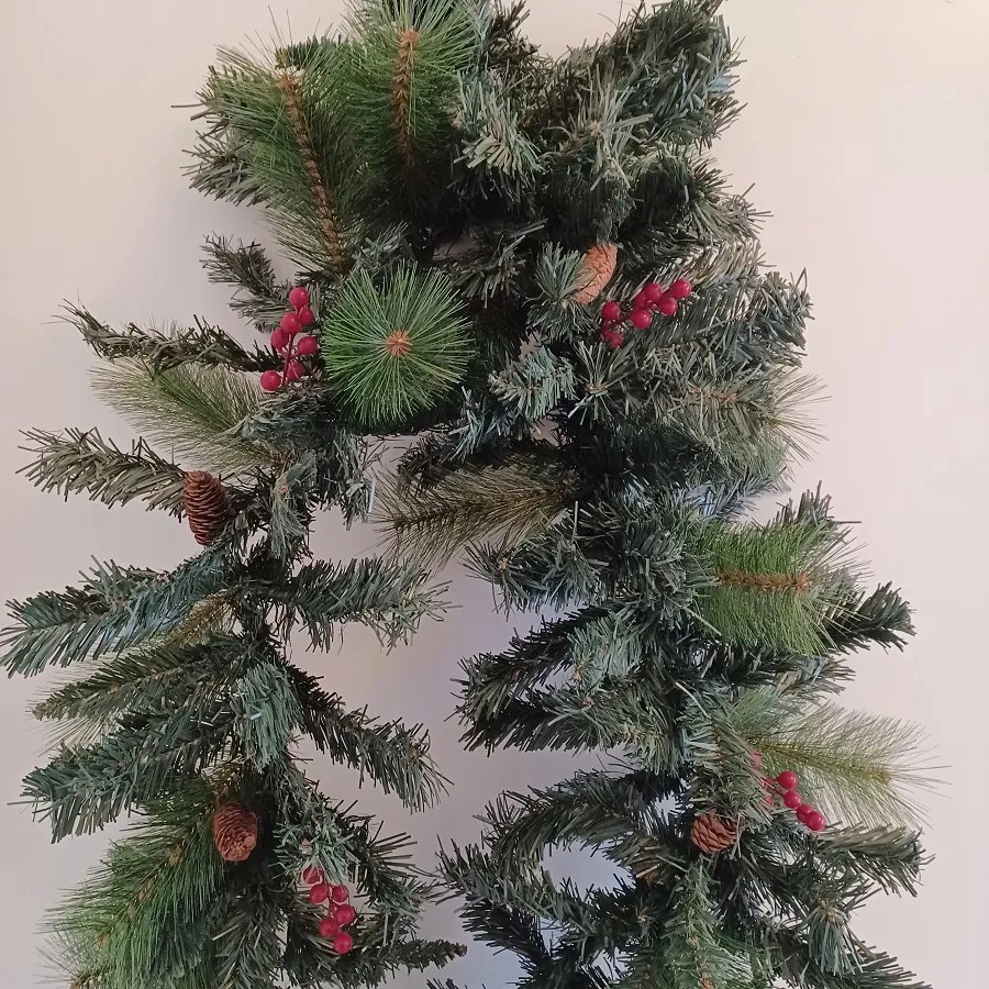 3D umělá vánoční girlanda jehličí, šišky a bobule, 200 × 30 cm