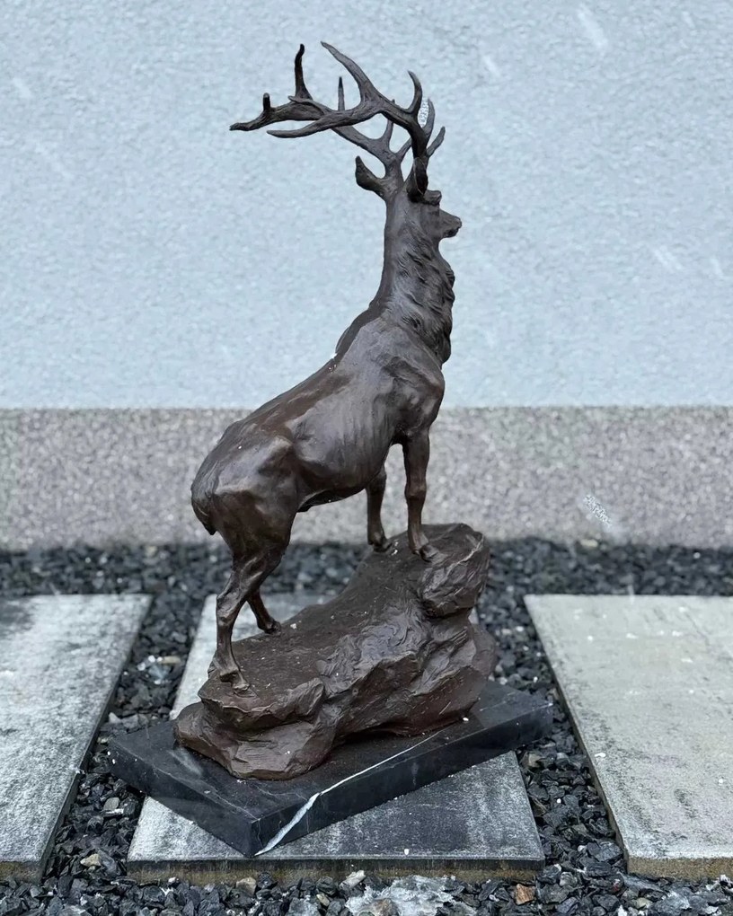 Luxusní lovecká bronzová socha - Jelen na skále