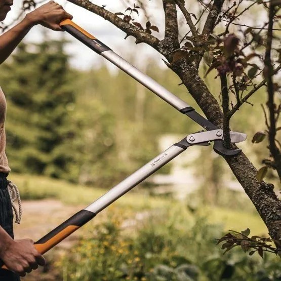 Nůžky na silné větve dvoučepelové Fiskars PowerGearX L (1020188)