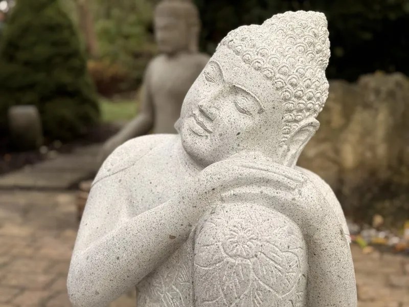Buddha v odpočinku – ručně tesaná kamenná socha klidu a meditace
