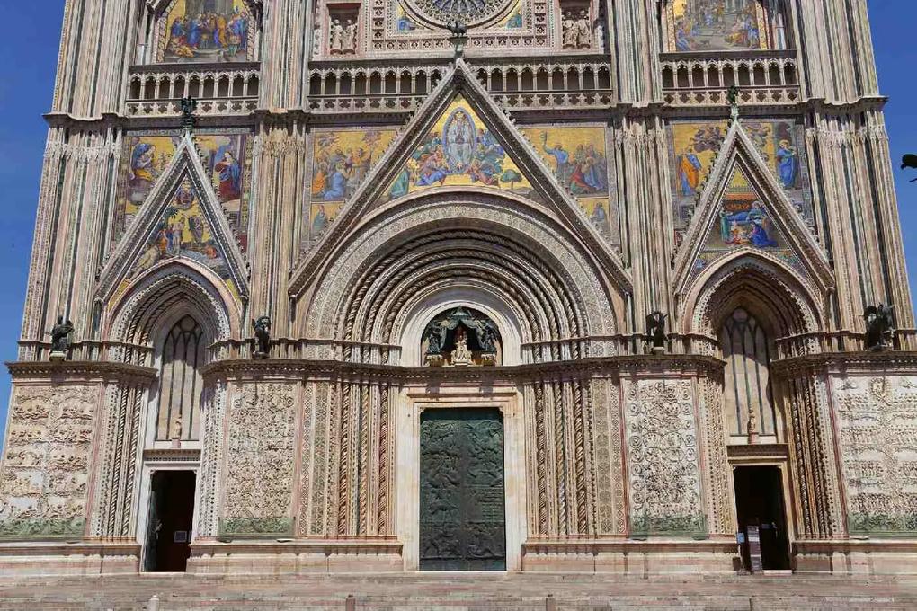 DIMEX | Samolepicí vliesová fototapeta na zeď Katedrála Nanebevzetí Panny Marie, Orvieto MA-5-1105 | 375 x 250 cm | vícebarevná, béžová