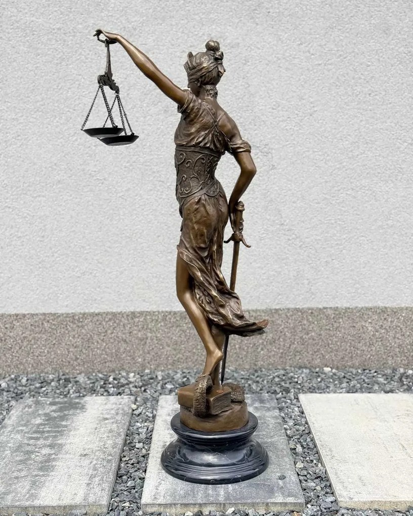 Bronzová socha Spravedlnosti velká