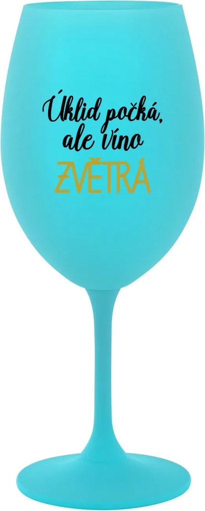 ÚKLID POČKÁ, ALE VÍNO ZVĚTRÁ - tyrkysová sklenice na víno 350 ml