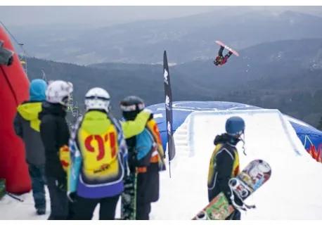 Kurz akrobatických skoků na snowboardu a lyžích Výuka skoků do air bagu