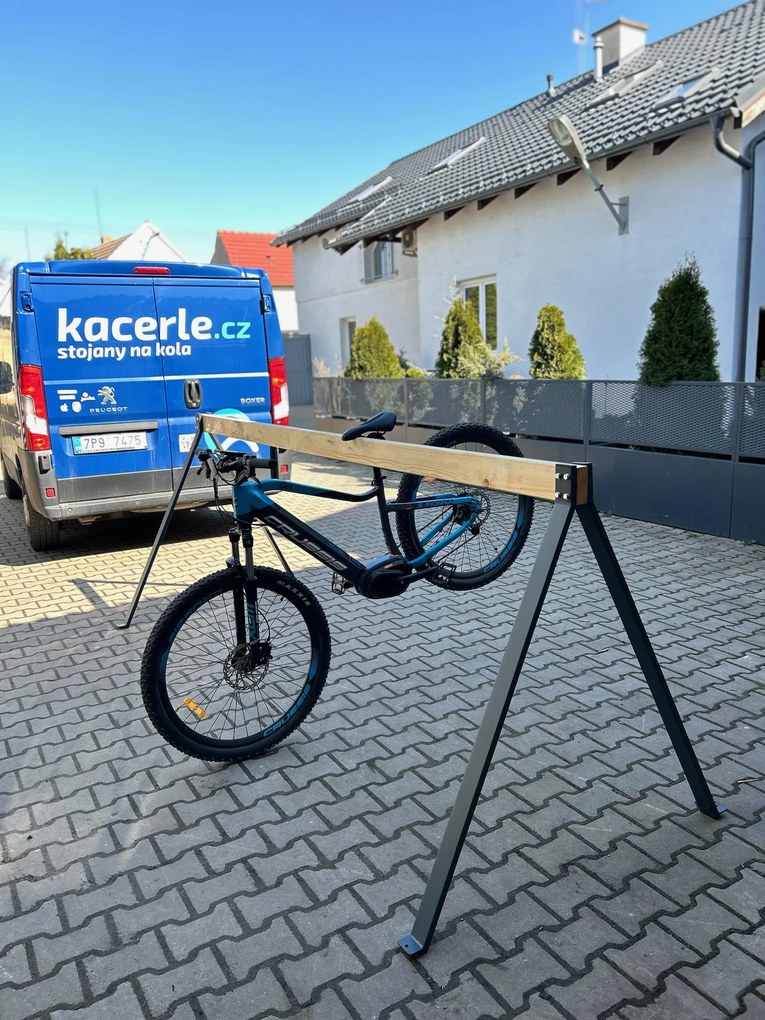 Stojan na kolo za sedlo se dřevěným nosníkem KACERLE KS-910 - 2 m Délka stojanu: 6 m, Povrchová úprava nohou: prášková barva (antracit), Druh dřeva: dubové dřevo