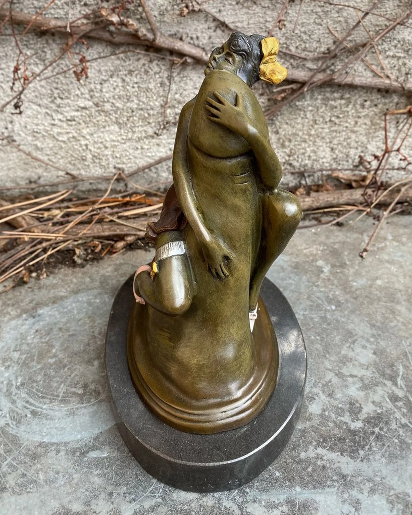 Erotická bronzová socha soška - Žena a penis