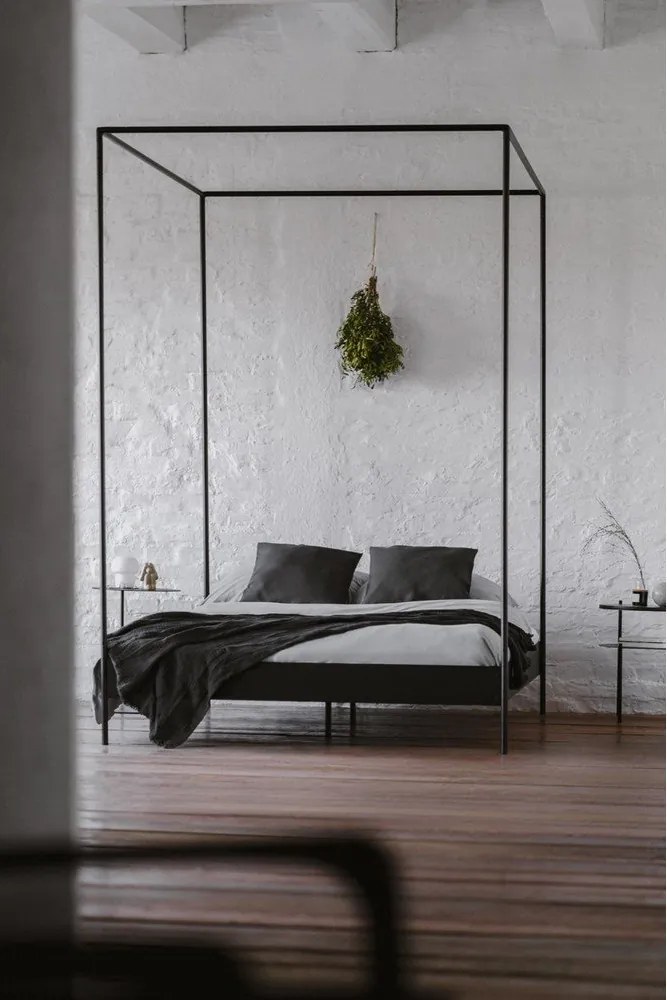 Černá ocelová dvoulůžková postel bez čela/s nebesy s roštem 160x200 cm Eton – noo.ma