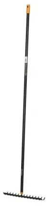 Černé hliníkové univerzální hrábě s násadou Fiskars Solid, šířka 35,8 cm
