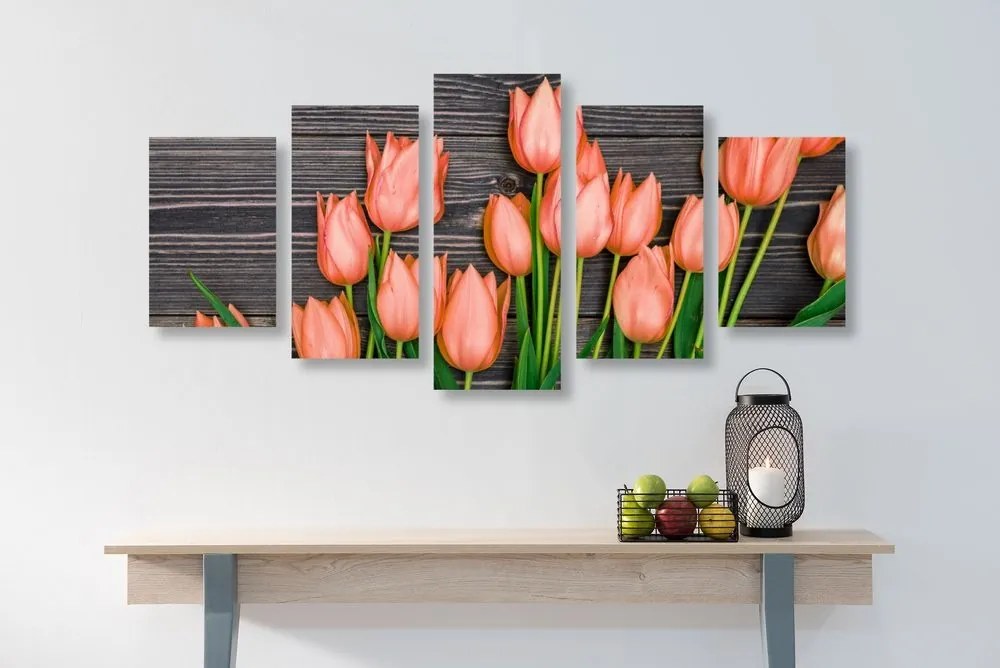 5-dílný obraz okouzlující oranžové tulipány na dřevěném podkladu - 200x100 cm