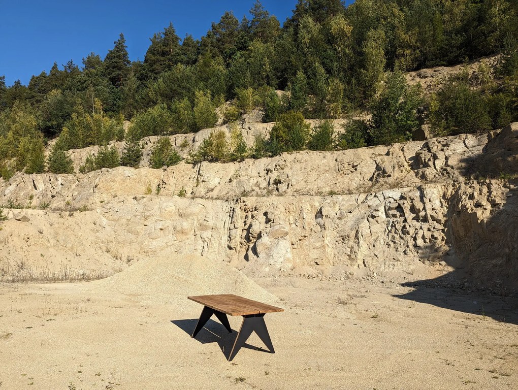 Jídelní stůl z dubového masivu Héfaistos v industriálním designu Velikost Desky: 2100x1000 (mm)