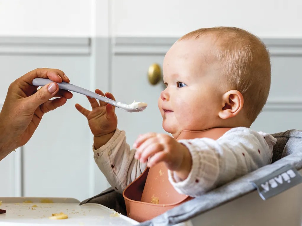 Beaba První lžičky silikonové 2 ks s pouzdrem Pebble Green