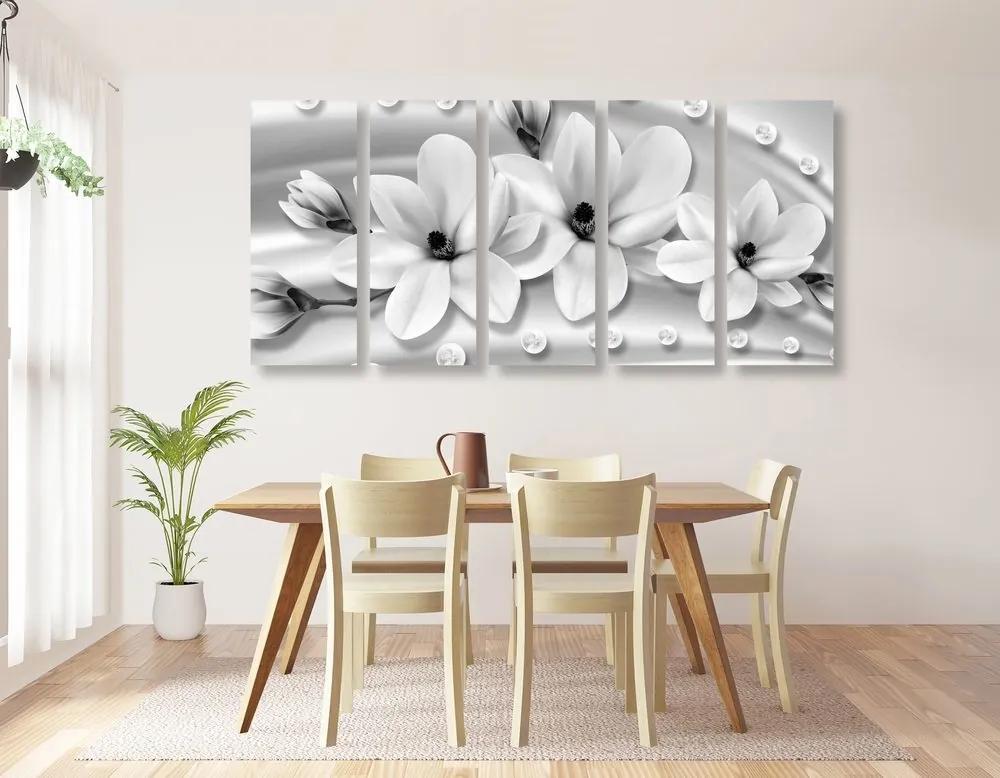 5-dílný obraz luxusní magnolie s perlami v černobílém provedení - 200x100 cm