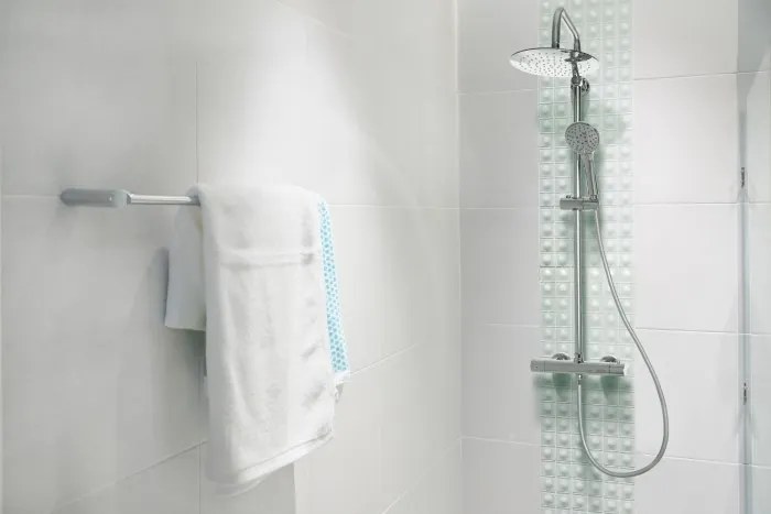 Invena Musta, termostatická sprchová baterie se sprchovým sloupem, chrom lesklý, INV-AU-84-001-X