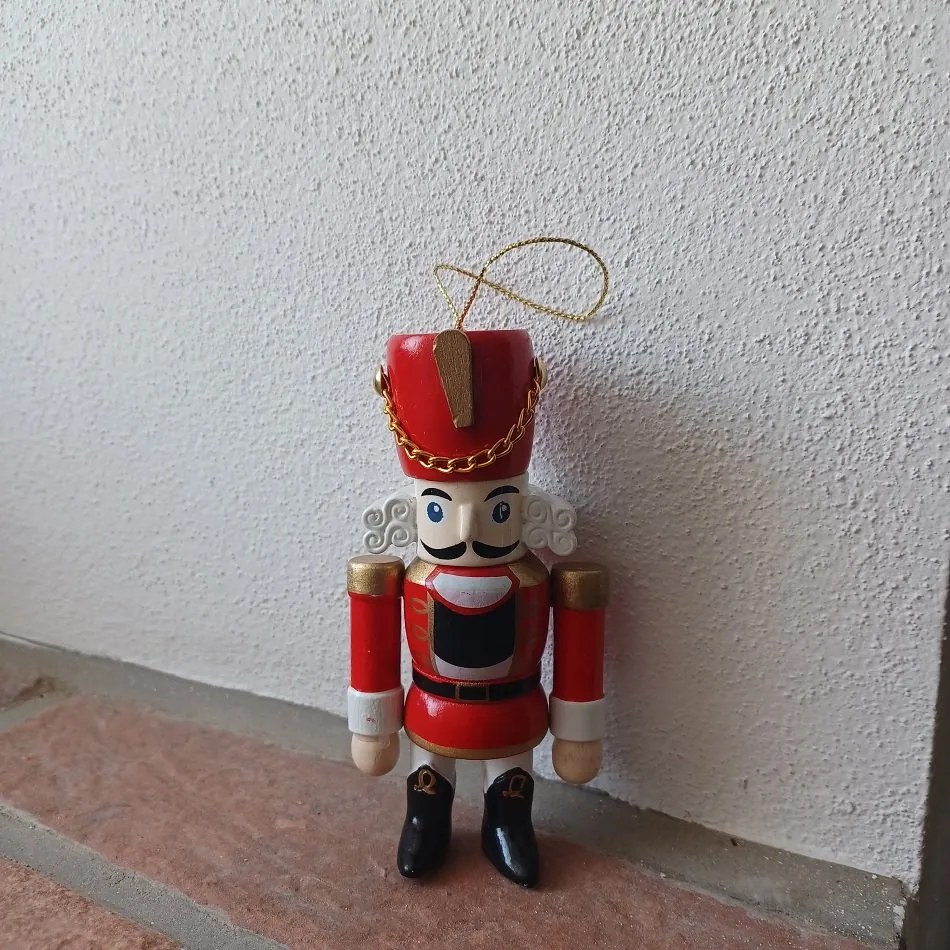 Dřevěná vánoční ozdoba louskáček 12 cm, závěsný