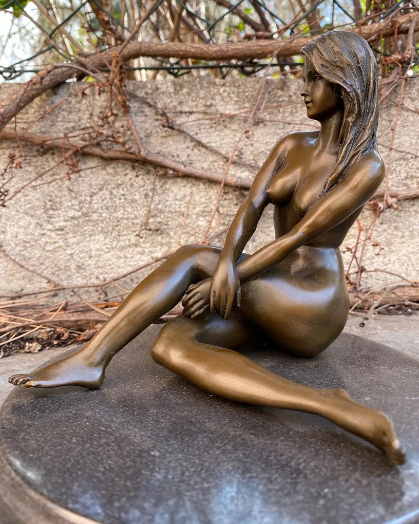 Erotická bronzová socha - Polonahá sexy žena 2
