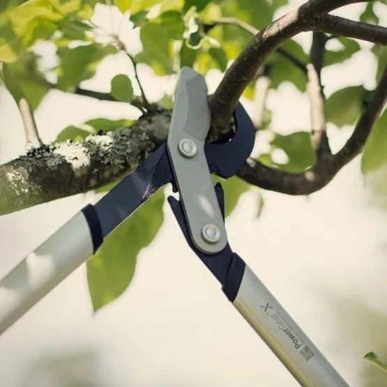 Nůžky na silné větve dvoučepelové Fiskars PowerGearX M (1020187)