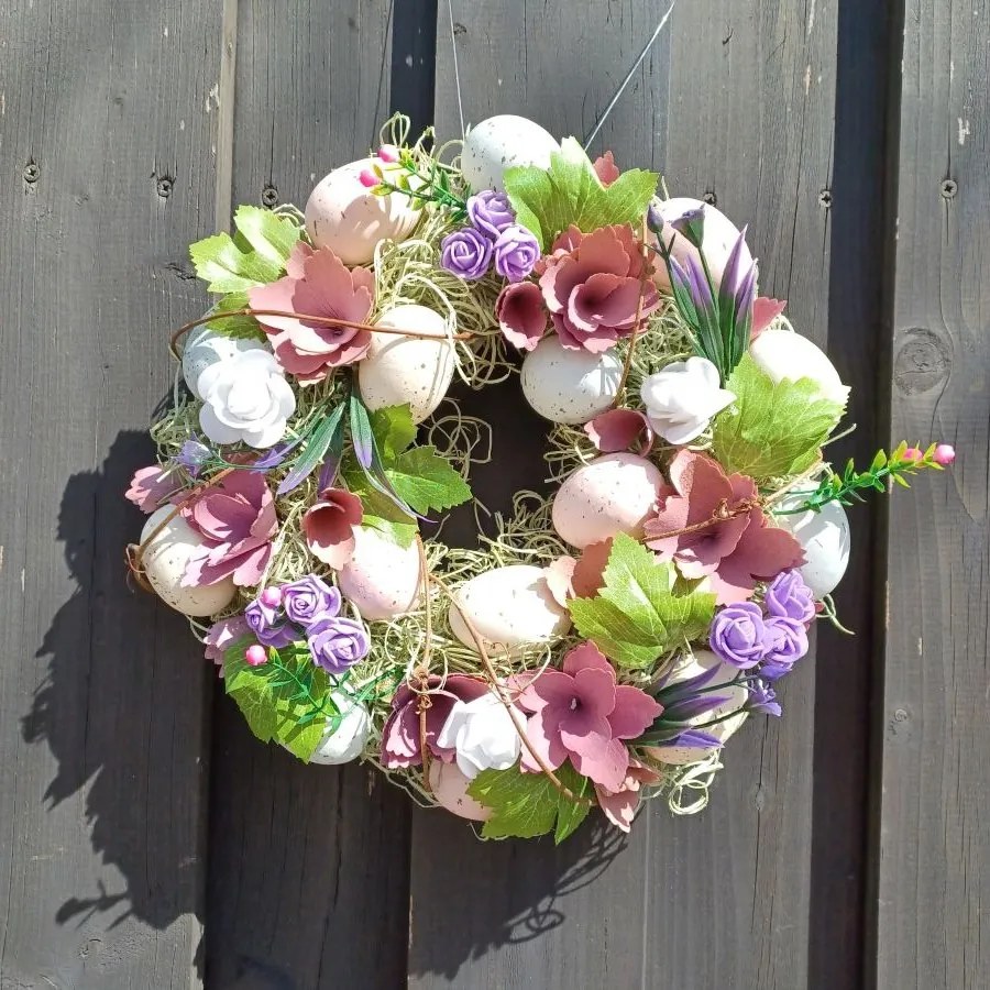 Velikonoční věnec na dveře 30 × 30 × 8 cm, proutí plast, fialové a růžové květy, venkovní
