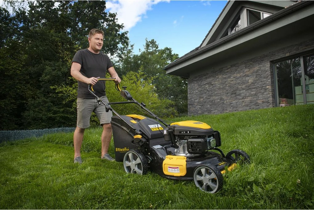 Benzínová sekačka na trávu Riwall PRO RPM 5155 V PRO 4v1 s variabilním pojezdem