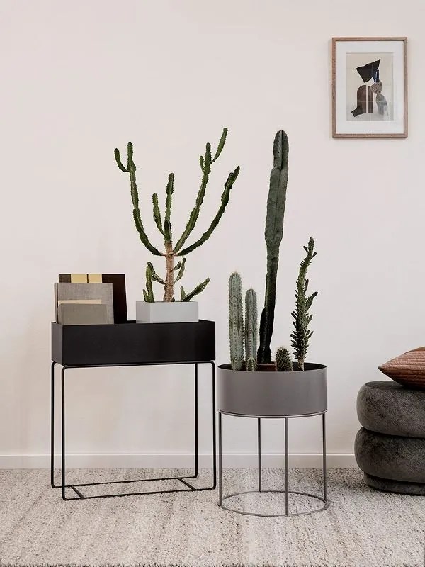 ferm LIVING Stojan na květináč Round Warm Grey, šedá barva, kov