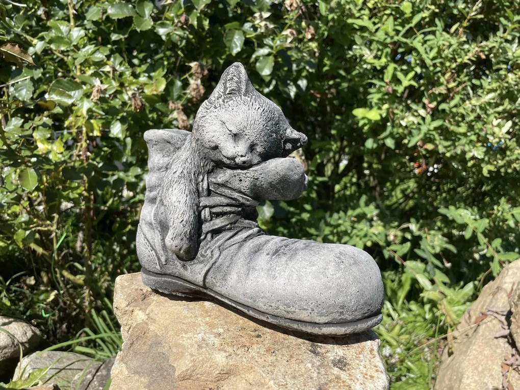 Pierre design Zahradní betonová dekorace - Kotě v botě