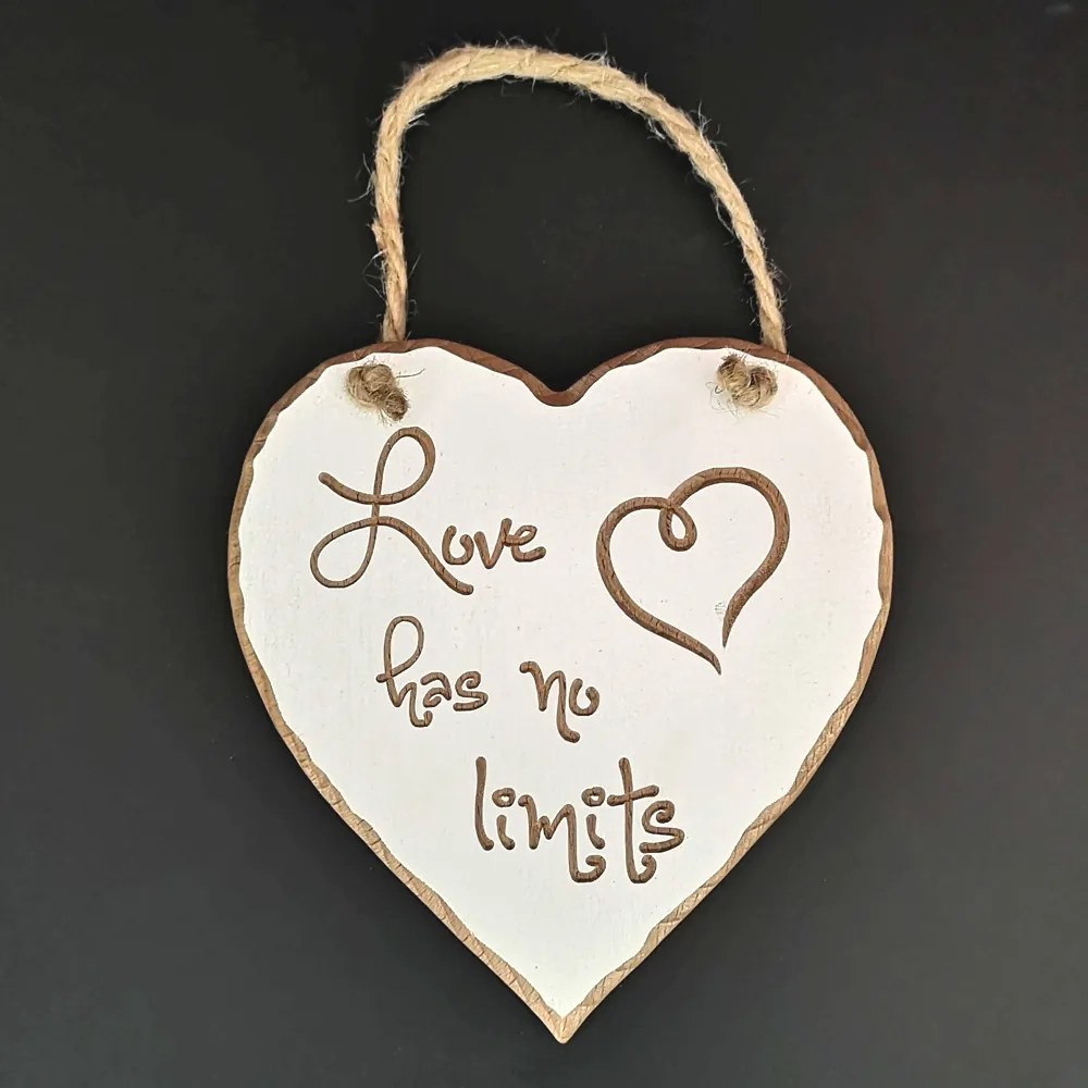 AMADEA Dřevěná dekorace srdce s rytým textem Love has no limits 16 cm