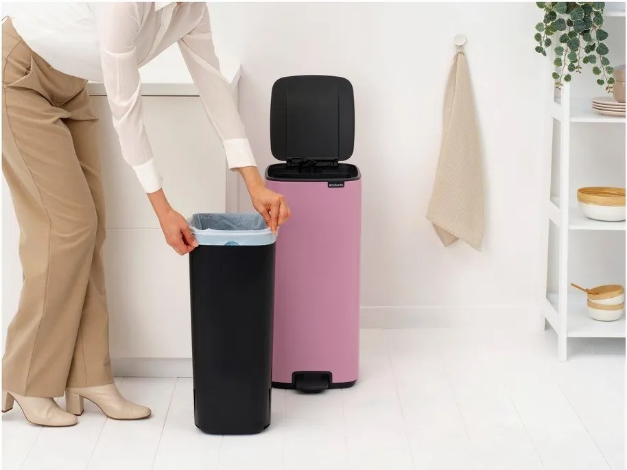 Růžový nášlapný ocelový odpadkový koš 30 l Bo – Brabantia