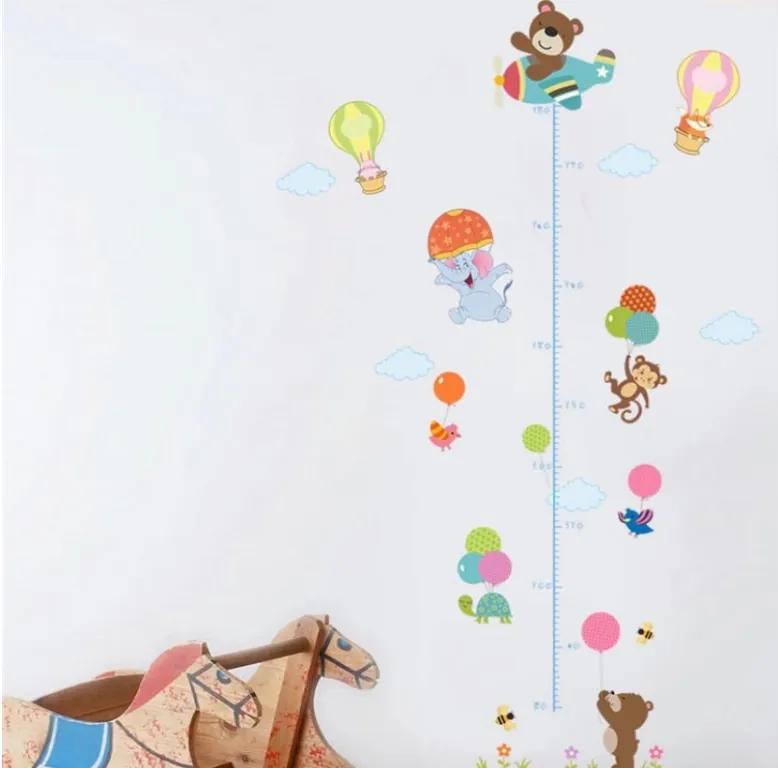 Samolepka na zeď "Dětský metr - Zvířátka s balónem" 130x80 cm