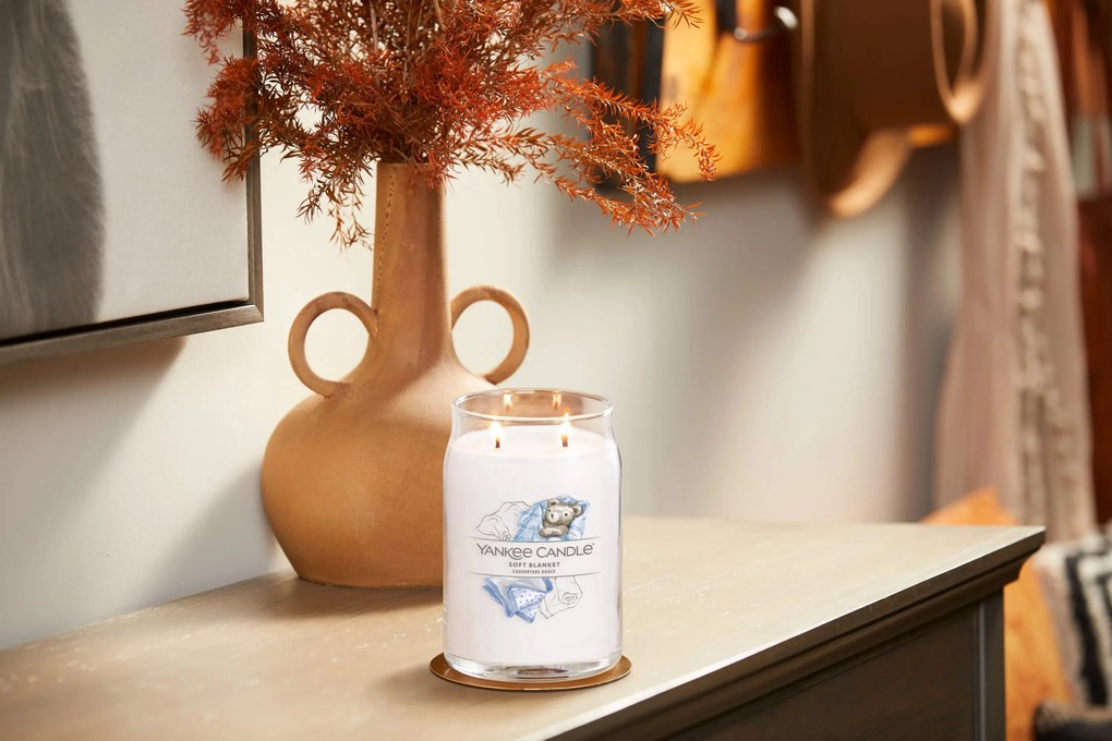 Yankee Candle – Signature svíčka Soft Blanket (Jemná přikrývka) Velikost: střední 368 g