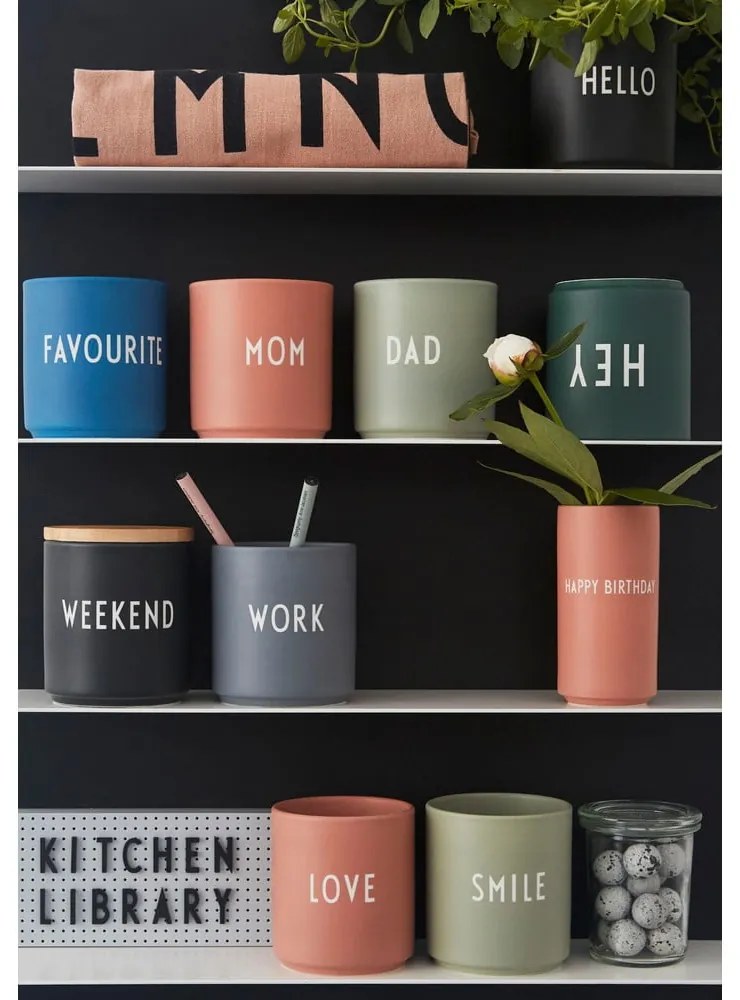 Tmavě zelený porcelánový hrnek 300 ml Hey – Design Letters