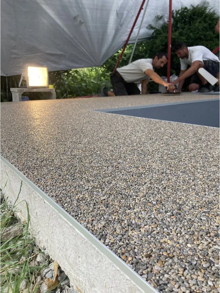 Báča Beton Kamenný koberec na podlahu Occhialino Frakce: Hrubá (4 – 8 mm), vydatnost setu 1,3 m², Doporučené použití v: interiéru - dvousložková epoxidová pryskyřice