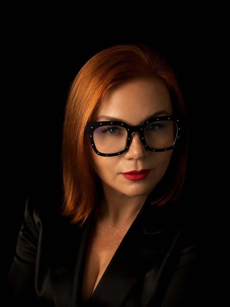 Dark Moody Studio – Dramatický studiový portrét na plátně z vaší fotky