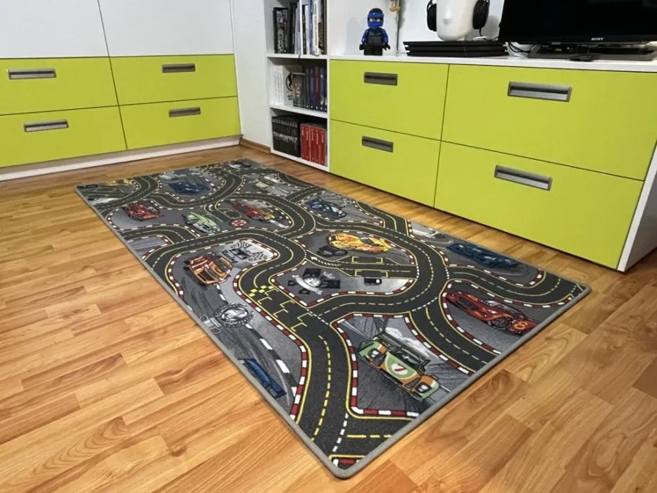 Dětský koberec The World od Cars 97 šedý (Varianta: 133 x 165 cm)