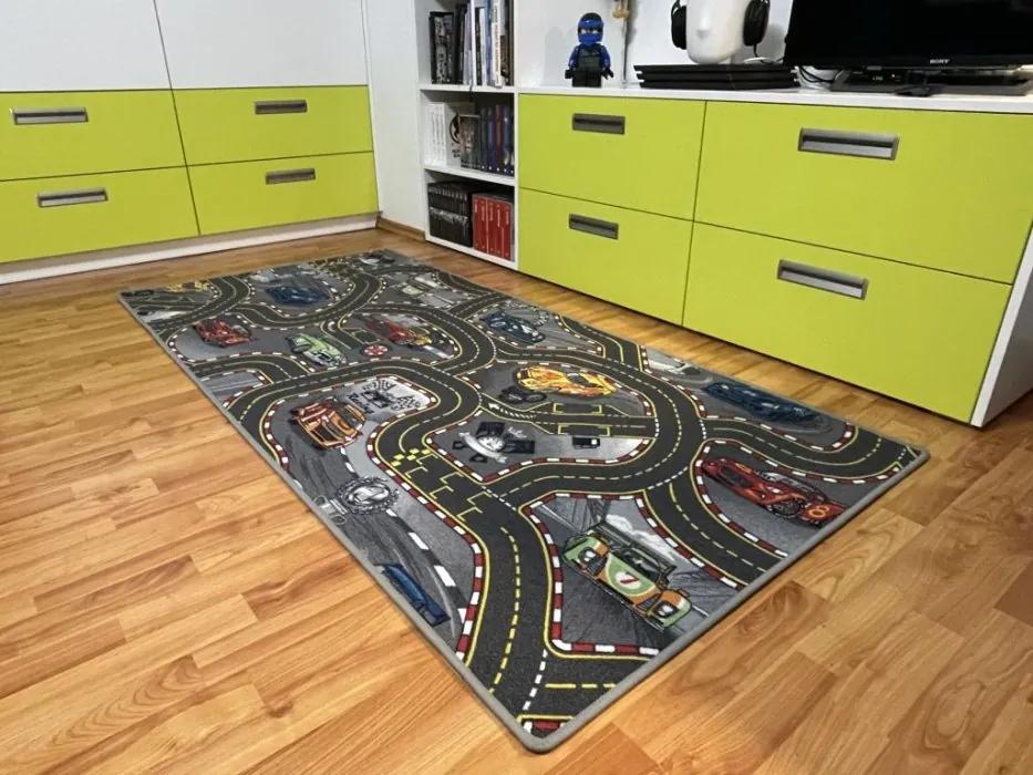 Dětský koberec The World od Cars 97 šedý (Varianta: 160 x 240 cm)