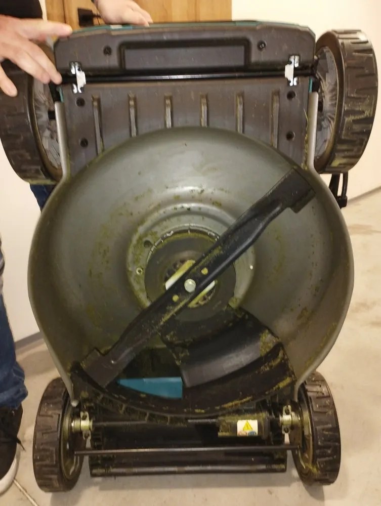 Makita LM002GZ-V aku sekačka s pojezdem 530mm Li-ion XGT 40V bez aku Z VRÁCENO ZÁKAZNÍKEM POUŽITO POŠKOZENÁ KRABICE