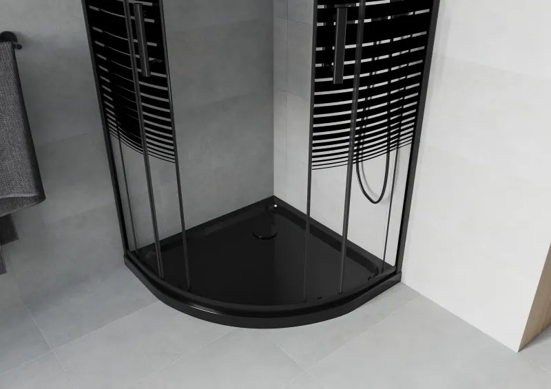 Mexen Rio, čtvrtkruhový sprchový kout s posuvnými dveřmi 90 (dveře) x 90 (dveře) x 190 cm, 5mm čiré sklo s pásky, černý profil + černá sprchová vanička Slim, 863-090-090-70-20-4170B